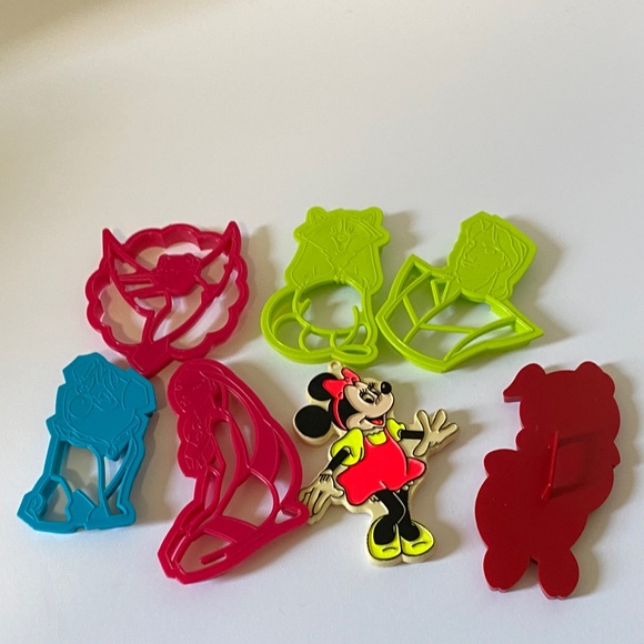 Disney | Kitchen | Lot Of Disney Cookie Cutters Pocahontas Minnie Mouse ...